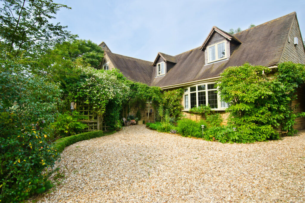 Oprit aanleggen: materialen & prijzen [Complete gids 2024 ]